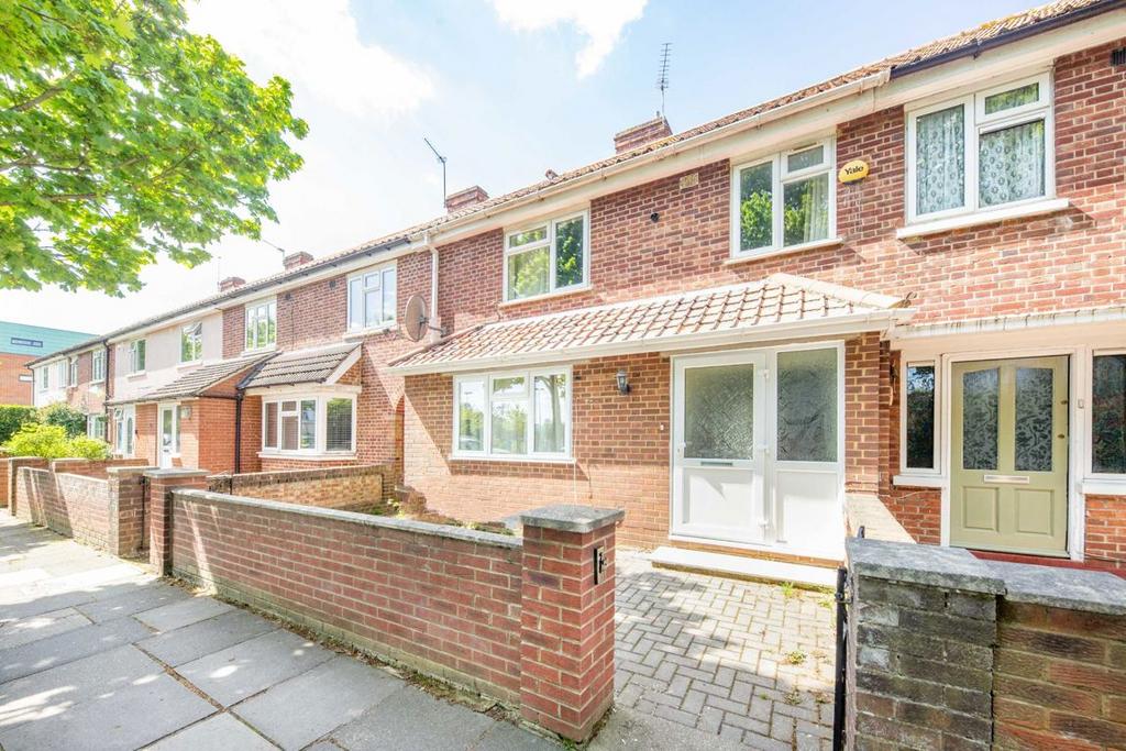 Dean Road, Hampton TW12 3 bed house - £2,395 pcm (£553 pw)