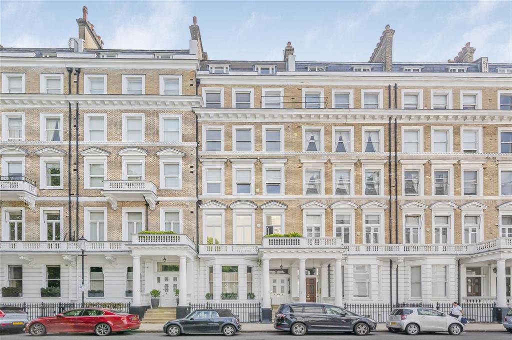 London SW7 2 bed flat - £875,000