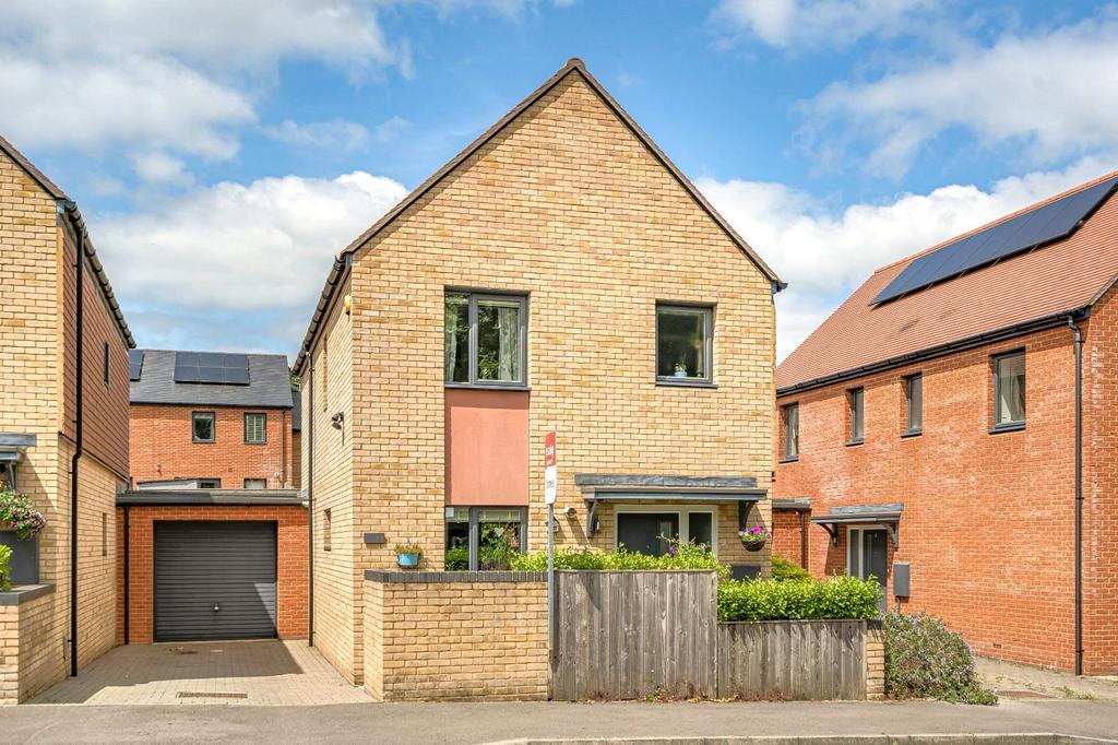 Forester Walk, Bordon, Hampshire 3 bed detached house - £400,000