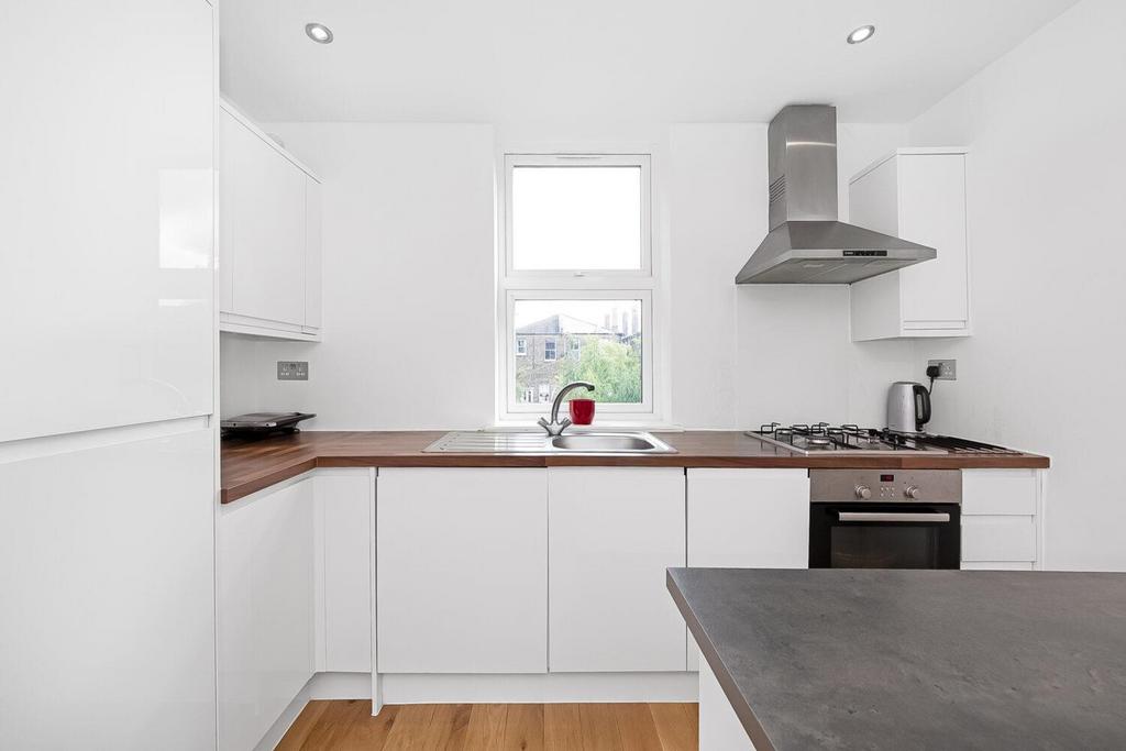 Wiverton Road, Sydenham, London SE26 2 bed apartment - £1,800 pcm (£415 pw)