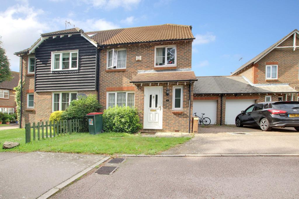 Brandon Close, Crawley RH10 3 bed semi-detached house - £1,900 pcm (£ ...