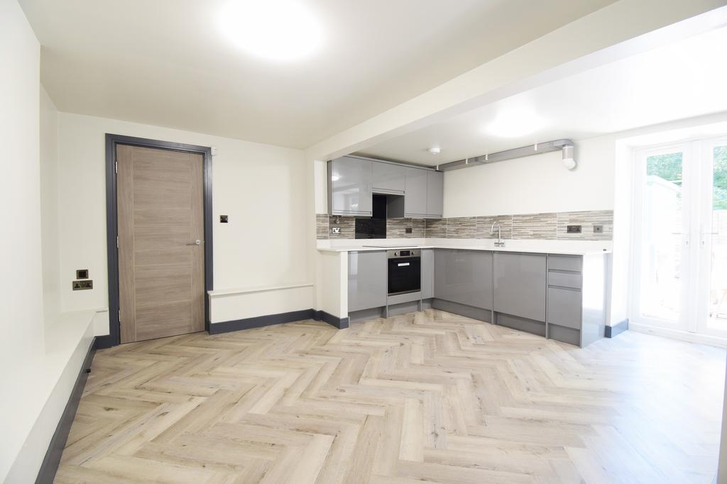 Tapton House Road, Sheffield S10 2 bed flat - £1,050 pcm (£242 pw)