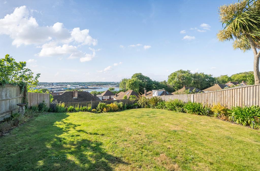Peartree Avenue, Bitterne... 1 bed flat - £210,000