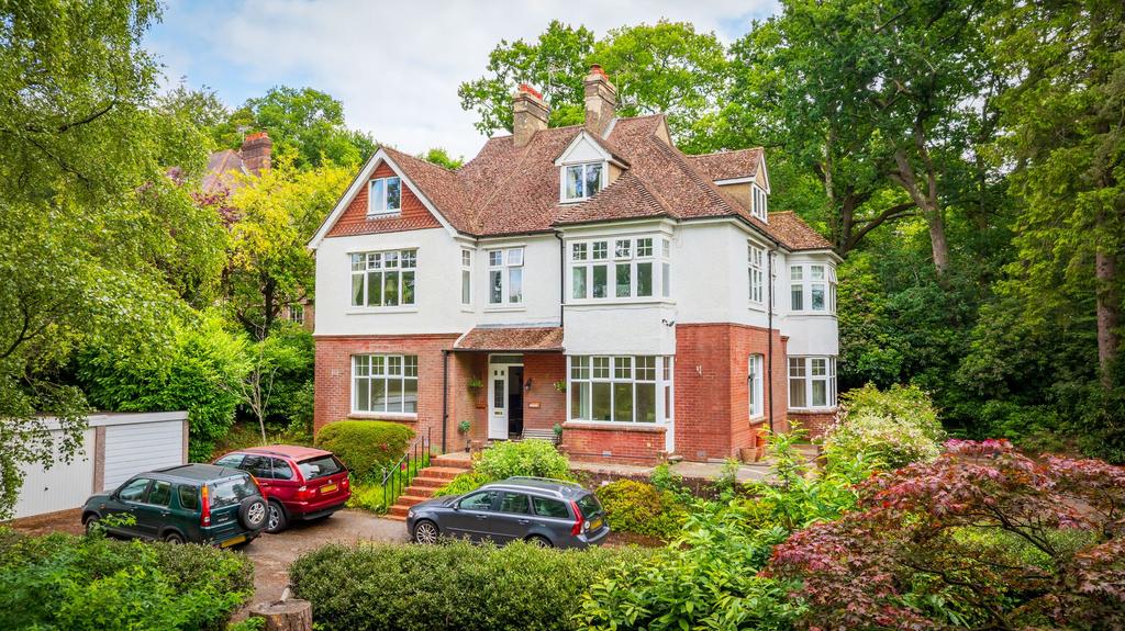 Farnham Lane, Lances Farnham Lane, GU27 2 bed flat - £295,000