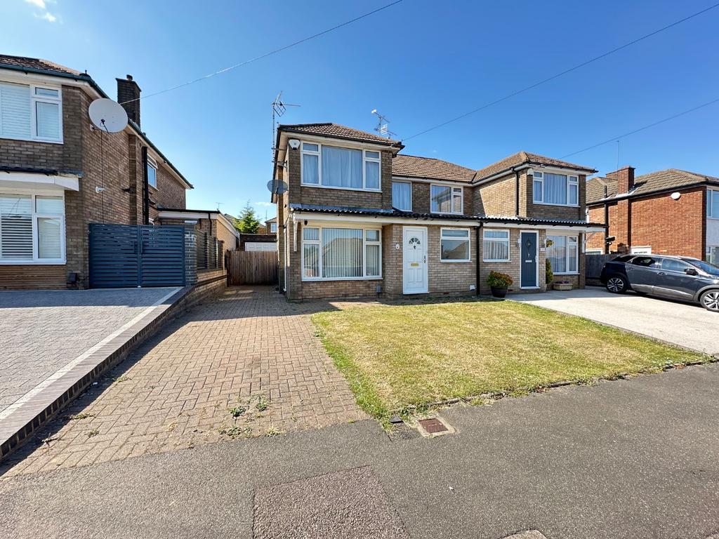 Goldstone Crescent, Dunstable... 3 bed semi-detached house to rent - £ ...