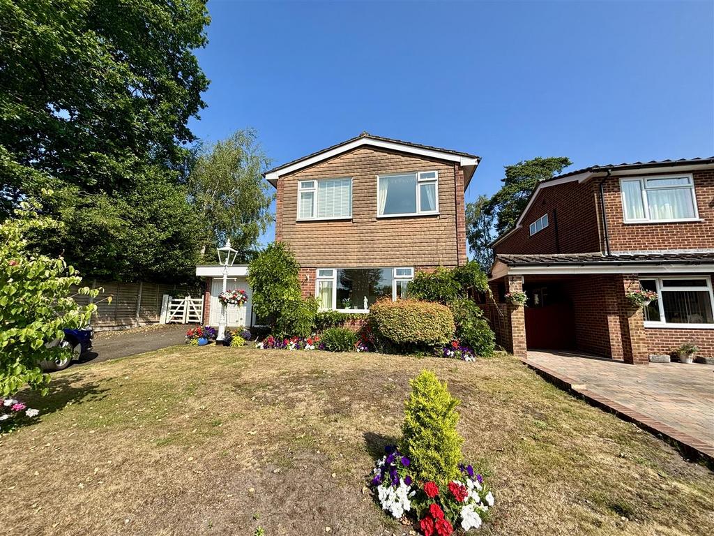 Madeley Road, Fleet GU52 4 bed detached house for sale - £620,000