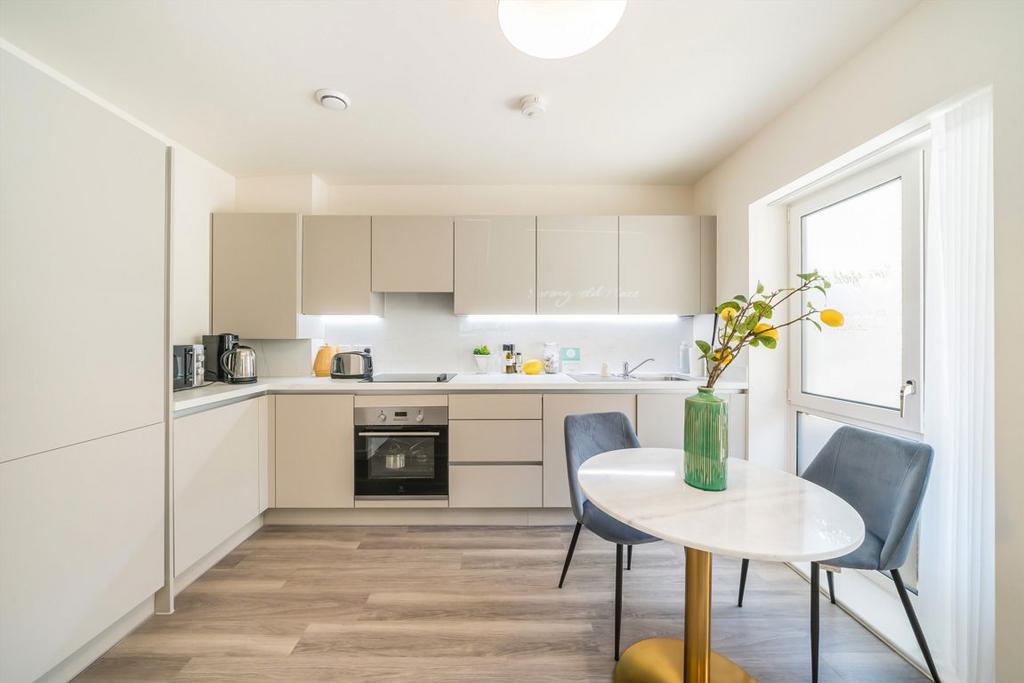 Springfield Drive, London SW17 2 bed flat to rent - £2,700 pcm (£623 pw)