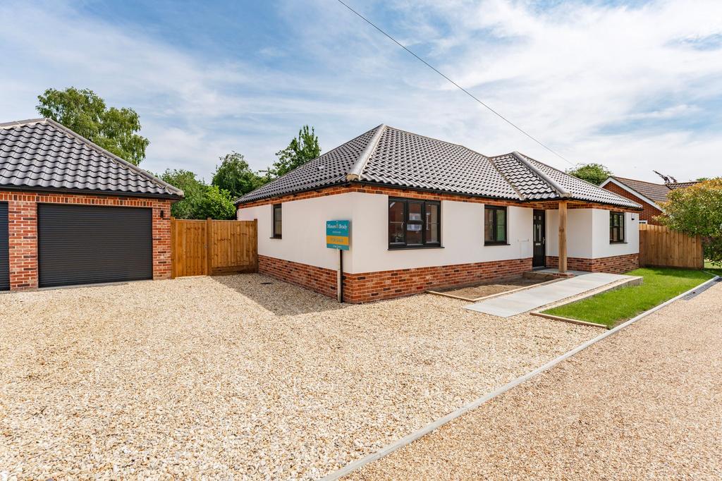 Barrack Close, East Tuddenham 3 bed detached bungalow for sale - £425,000