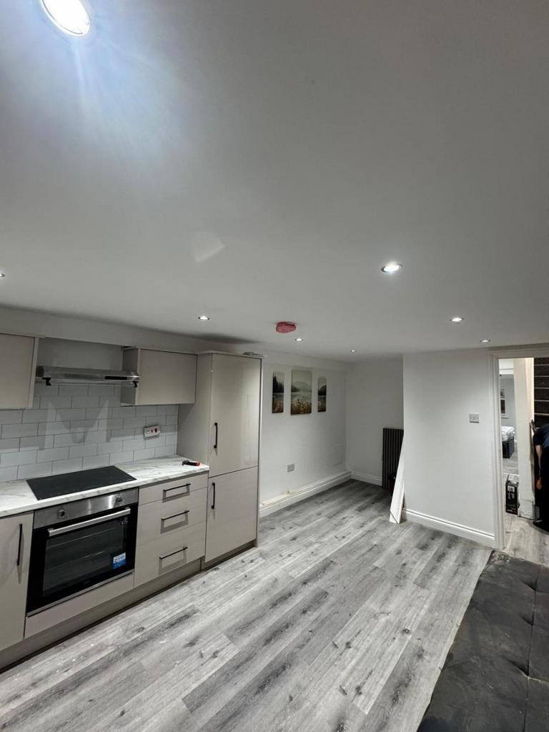 Burnage Lane, Manchester M19 1 bed flat - £1,299 pcm (£300 pw)