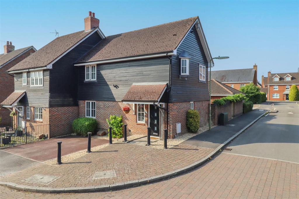 Tunworth Close, Fleet GU51 3 bed semi-detached house - £425,000