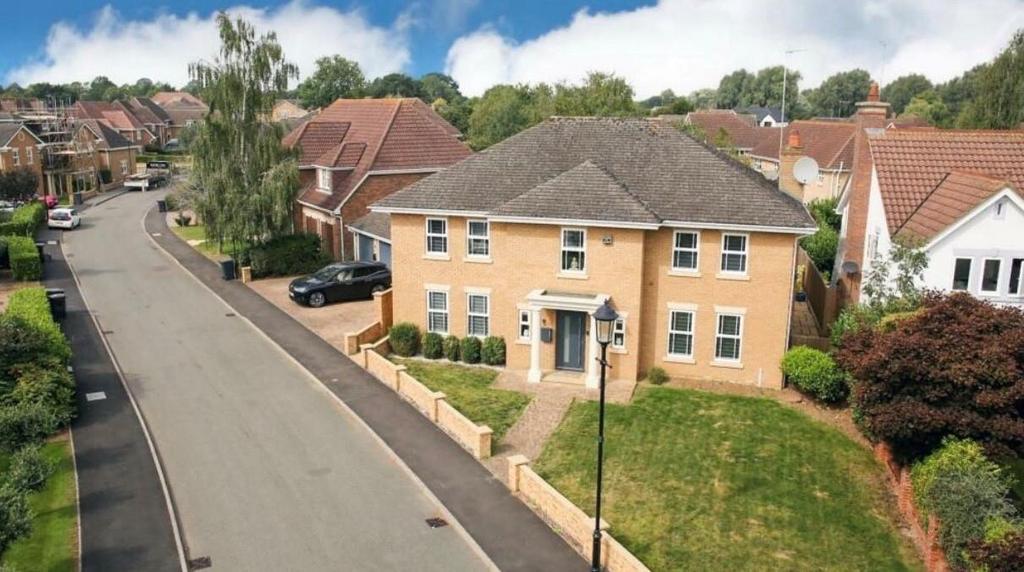Turnberry Lane, Collingtree 5 bed detached house to rent - £3,250 pcm ...