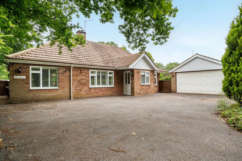The Drive, Loxwood, RH14 4 bed detached bungalow - £850,000