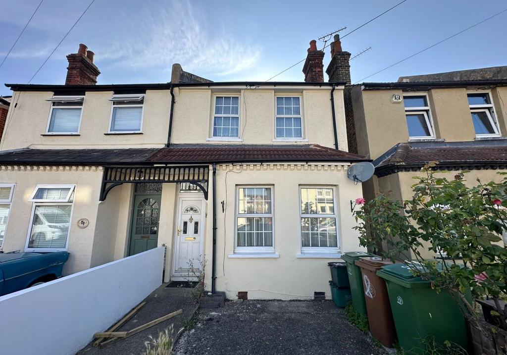 53 Sutton Grove, Sutton, Surrey, SM1 4LP 2 bed detached house - £300,000