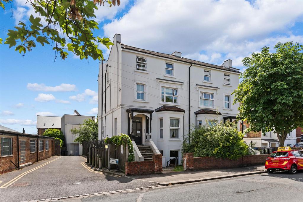 Cargreen Road, South Norwood, London 2 bed flat - £295,000