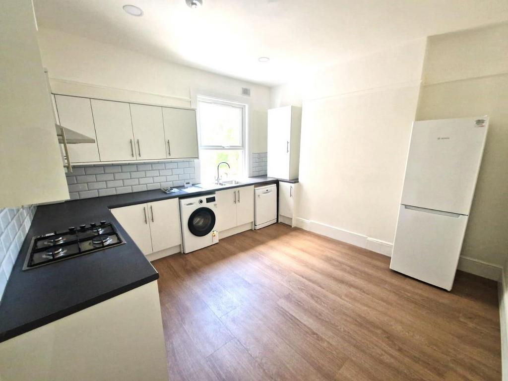 Champion Grove, London SE5 2 bed flat - £2,100 pcm (£485 pw)