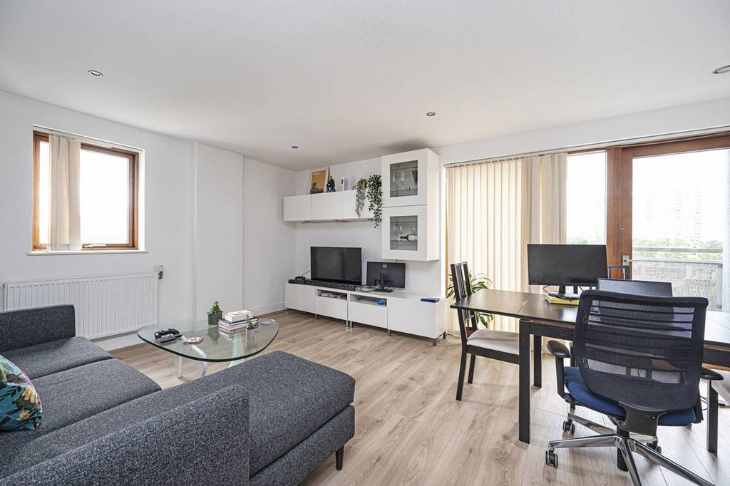 Trevithick Way, Bow, London, E3 2 bed flat - £3,500 pcm (£808 pw)