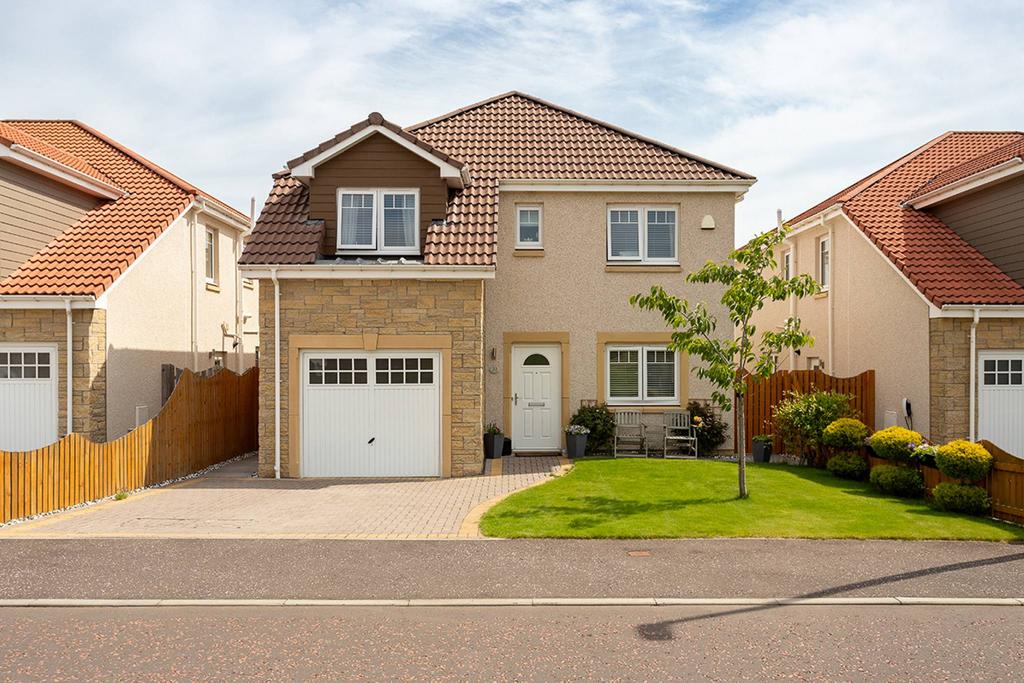 33 Law View, Leven, KY8 5FQ 5 bed detached house - £400,000