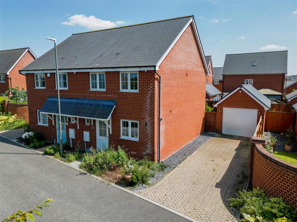 Engine Lane, Aylesbury HP22 3 bed semi-detached house for sale - £375,000