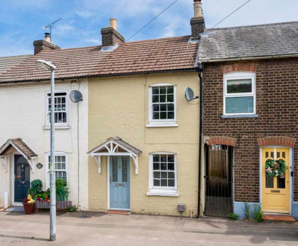 Front Street, Slip End, LU1 2 bed terraced house - £292,500