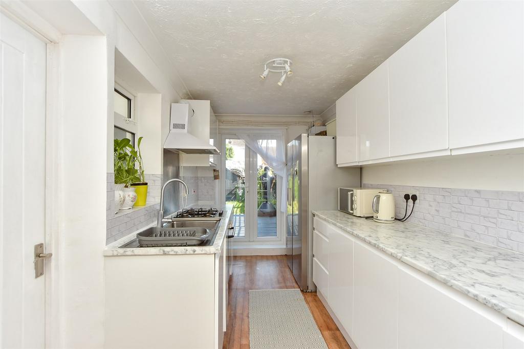 Clyde Street, Sheerness ME12 2 bed terraced house - £119,000