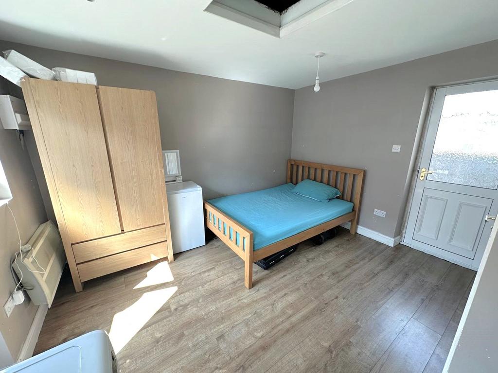 Trinity Road, Southall, Greater... Studio - £1,000 pcm (£231 pw)