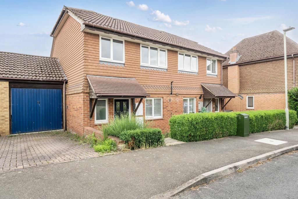 Broad Hinton, Reading RG10 3 bed semi-detached house to rent - £1,750 ...