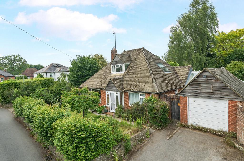 Crownpits Lane, Surrey GU7 3 bed detached house - £850,000