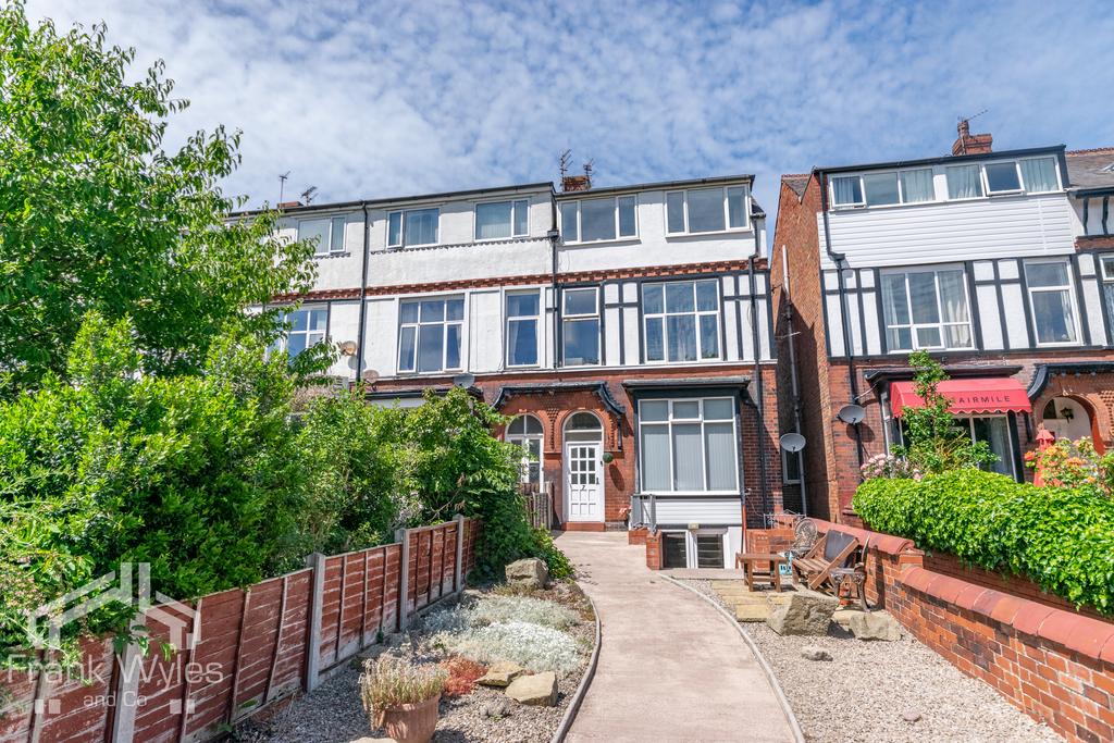 St Annes Road East, Lytham St Annes... 2 bed flat - £575 pcm (£133 pw)