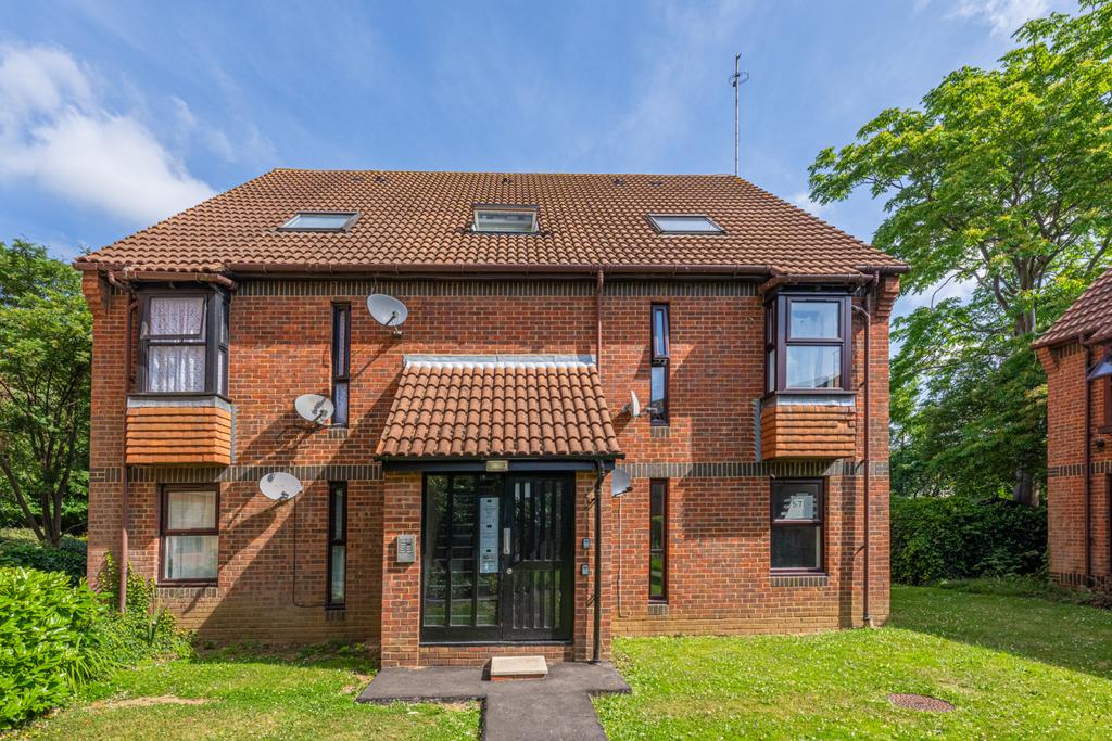 Alexander Close, Barnet EN4 1 bed apartment - £1,348 pcm (£311 pw)