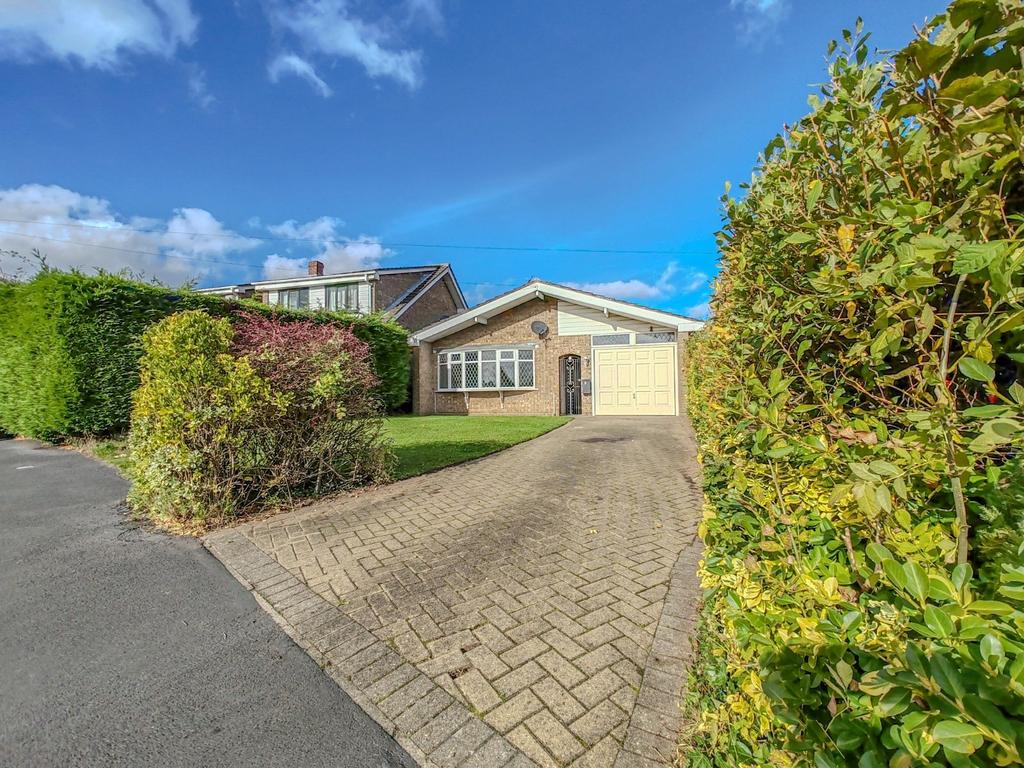 Warwick Drive, Barton Upon Humber... 3 bed bungalow - £150,000