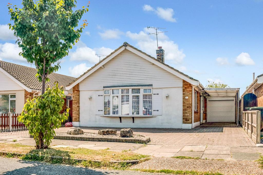 Chelsworth Crescent, Thorpe Bay SS1 3 bed detached bungalow - £490,000