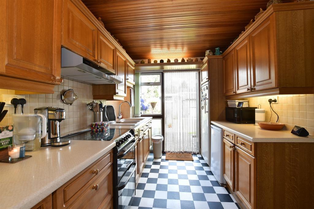 Dordells, Basildon SS15 3 bed terraced house - £215,000