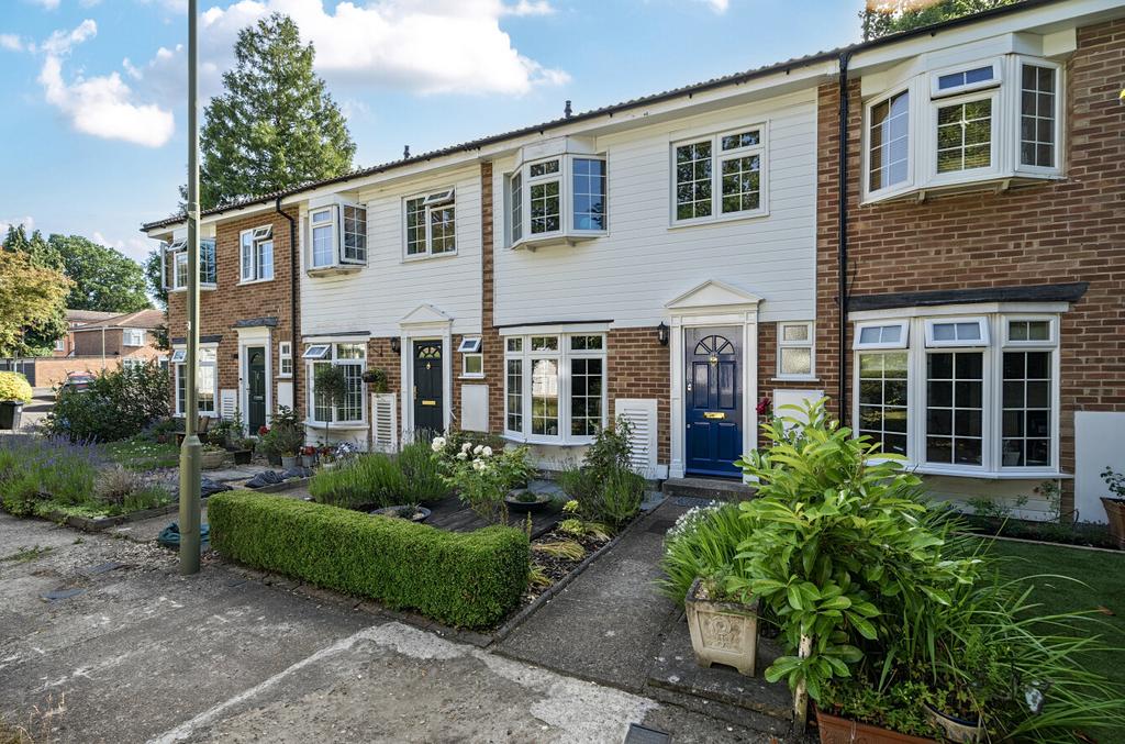 Ockenden Gardens, Surrey GU22 3 bed terraced house for sale - £475,000