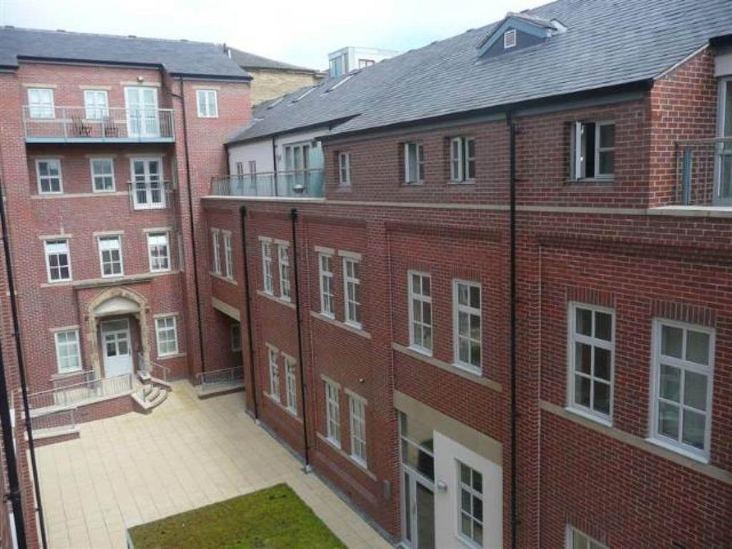 Eastbrook Hall, 57-59 Leeds Road... 1 bed flat - £600 pcm (£138 pw)