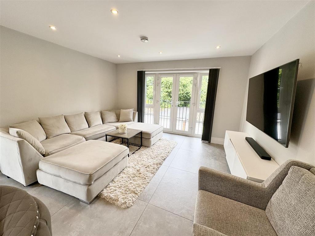 Claybury, Bushey WD23 2 bed flat - £1,750 pcm (£404 pw)