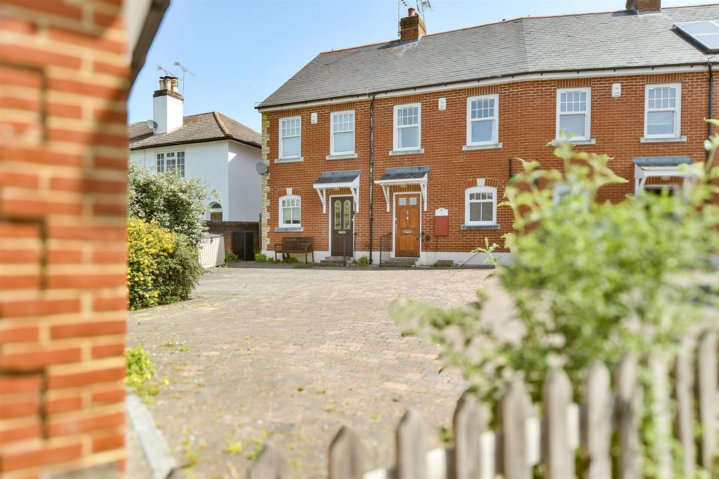 Highlands Road, Leatherhead, Surrey 3 bed terraced house for sale - £ ...