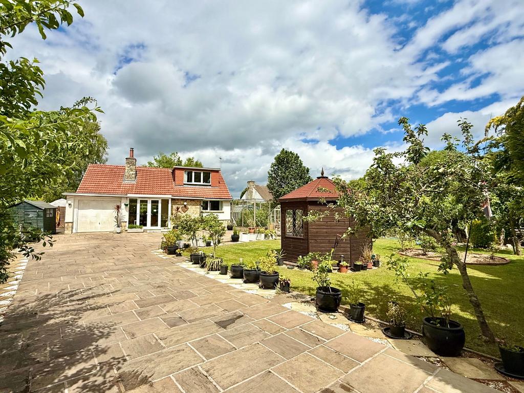 Walton, Hall Park Road, LS23 3 bed detached house - £450,000