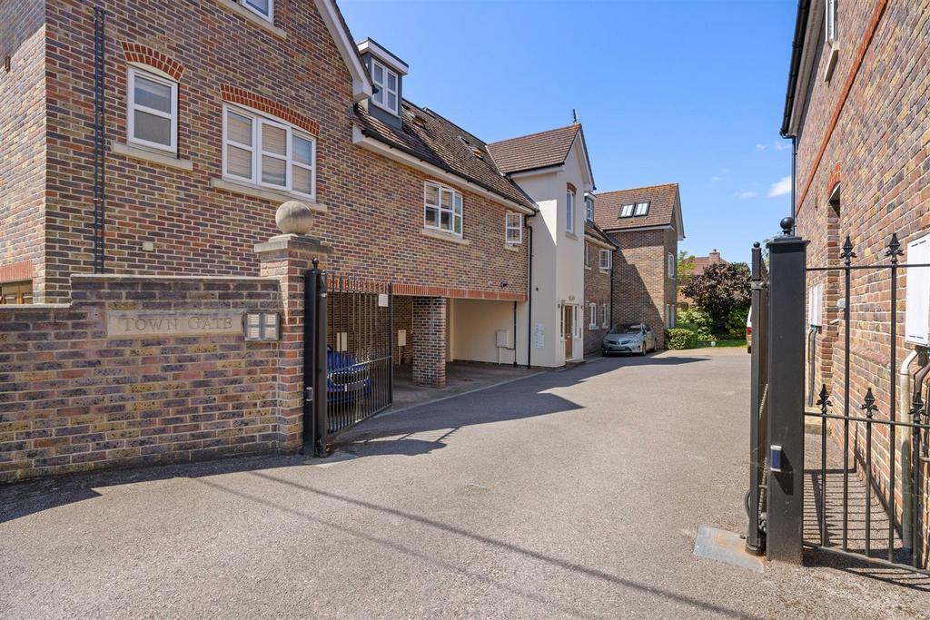 King George Avenue, Petersfield 2 bed flat for sale - £295,000
