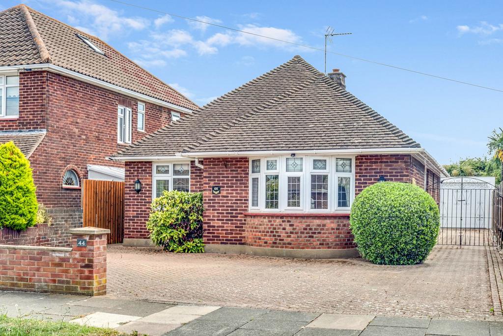 Marcus Avenue, Thorpe Bay SS1 3 bed detached bungalow for sale - £650,000