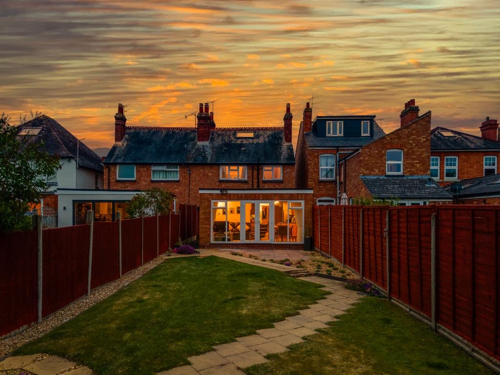 Laugherne Road, Worcester... 4 bed semi-detached house - £400,000