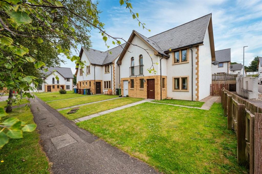 Inshes Mews, Inverness IV2 2 bed townhouse - £200,000