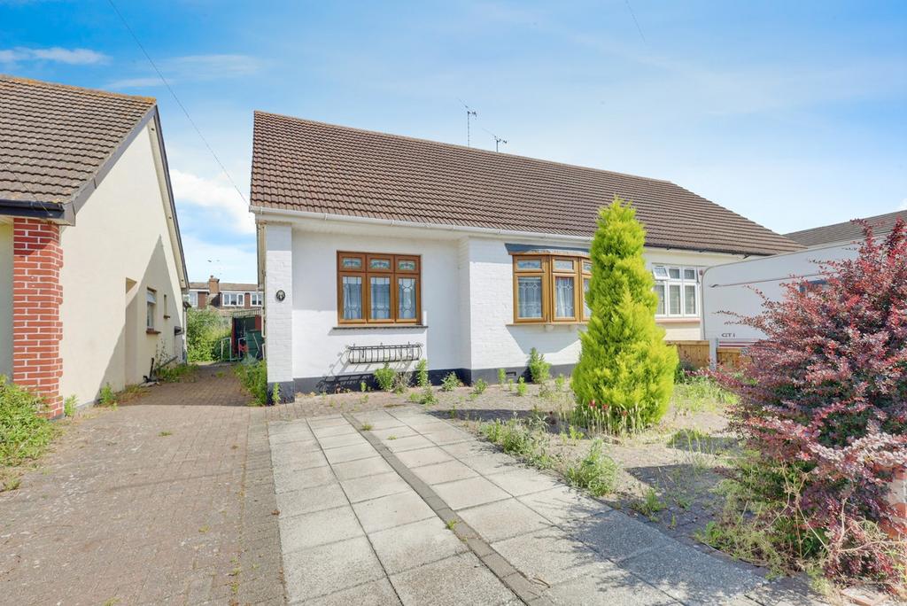 Vaughan Close, Rochford, SS4 2 bed semi-detached bungalow for sale - £ ...