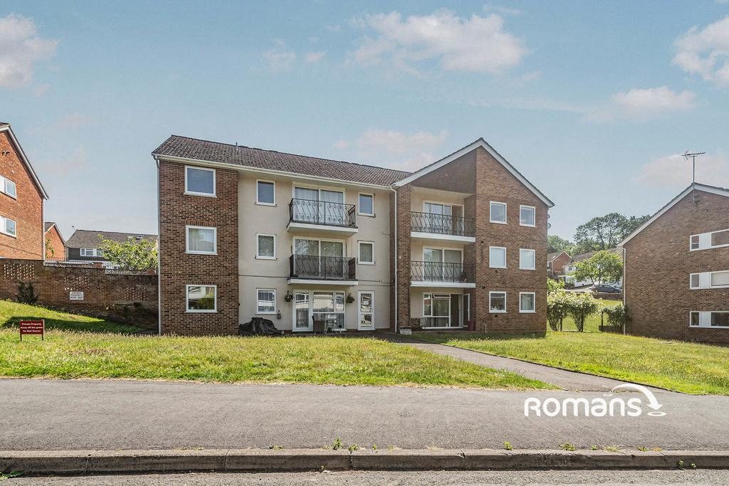 Robin Way, Tilehurst, Reading, RG31 3 bed flat - £1,495 pcm (£345 pw)