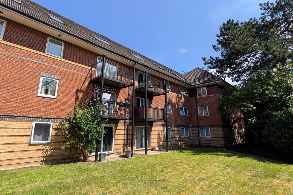 5 Archers Road, Southampton SO15 2 bed flat - £1,150 pcm (£265 pw)