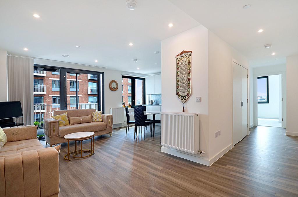 at Lock Apartments, 21 Gillender... 3 bed apartment for sale - £565,000