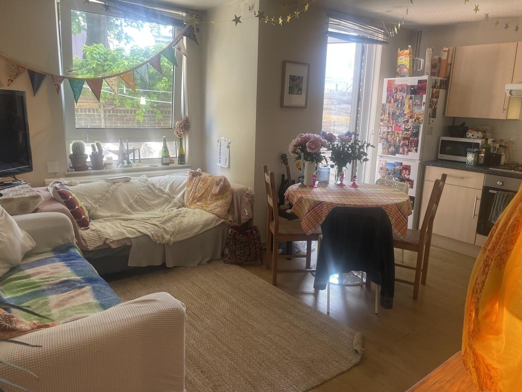 Wallis Close, London SW11 4 bed apartment - £3,600 pcm (£831 pw)