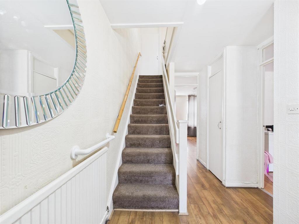 Oulton Road, London 2 bed terraced house for sale - £475,000