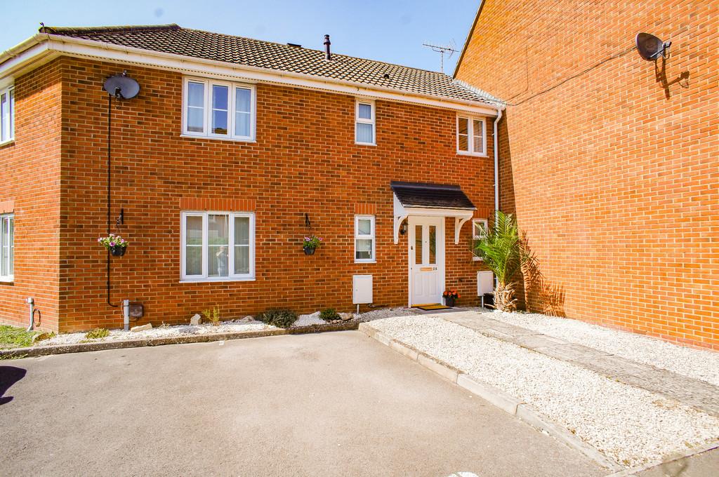 Sprats Barn Crescent, Swindon SN4 3 bed terraced house - £285,000