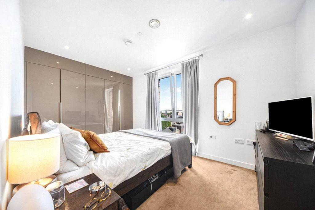 Heygate Street, Elephant and Castle... 2 bed flat to rent - £3,120 pcm ...