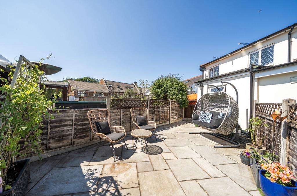 Send Road, Send, Woking 2 bed terraced house for sale - £450,000